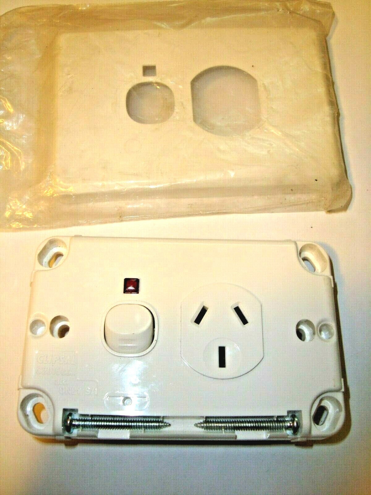 Clipsal C2000 SINGLE Powerpoint10A 250V with RED Indicator, white | eBay