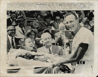 1963 Press Photo Stan Musial, St.Louis Presents Flowers to Mrs. Spink ...