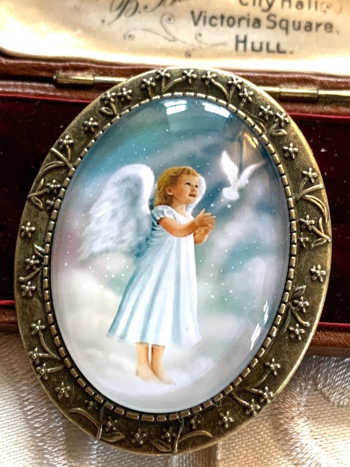 Lovely Cherub Child Angel Holding Dove VTG Effect Cameo Brooch ...