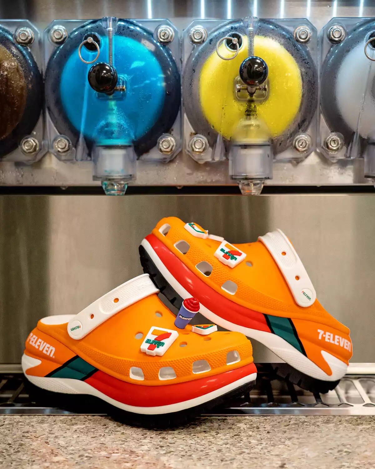 7-ELEVEN X CROCS US MEGA CRUSH Clog 7-11 Orange 208273-810 NEW IN BOX ...