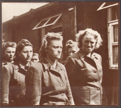 Les Gardiennes du Camp de Bergen Belsen. Photographe Oakes. 1945. Herta ...