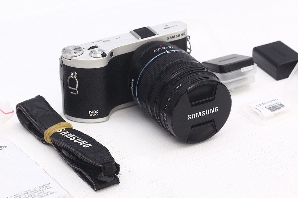 Samsung NX NX300 20.3MP Digital Camera Black + 18-55mm Zoom Lens & More ...