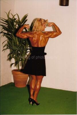 PRETTY BUFF WOMAN 80's 90's FOUND PHOTO Color MUSCLE GIRL Original EN ...