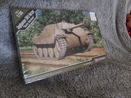 1/35 Academy German WWII Tank Jagdpanzer 38t Hetzer Early Version 2 ...