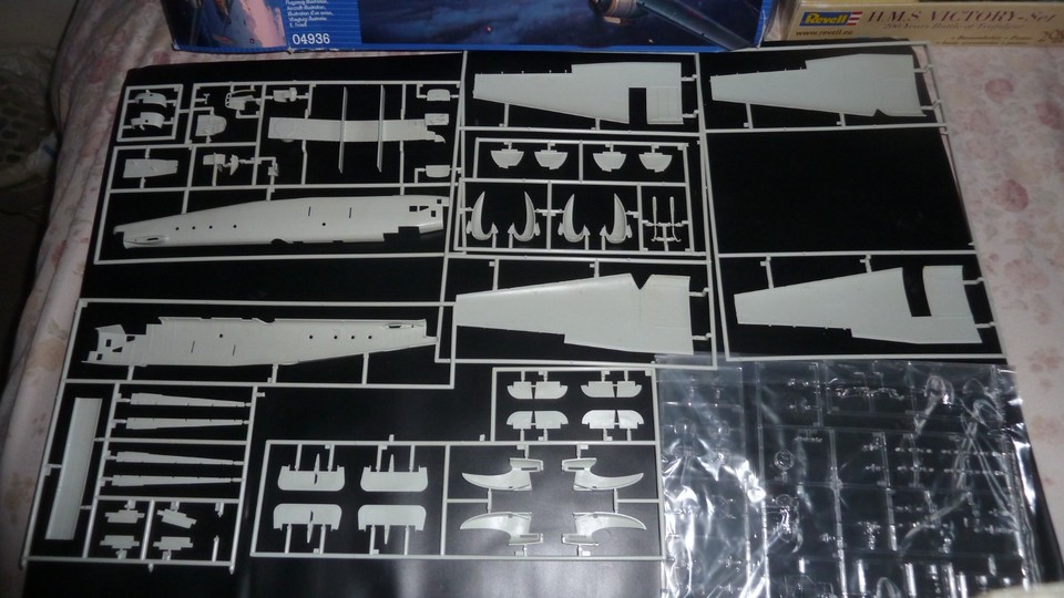 PLASTIC MODEL KIT REVELL HANDLEY PAGE HALIFAX RAF BOMBER 1/72 SCALE | eBay