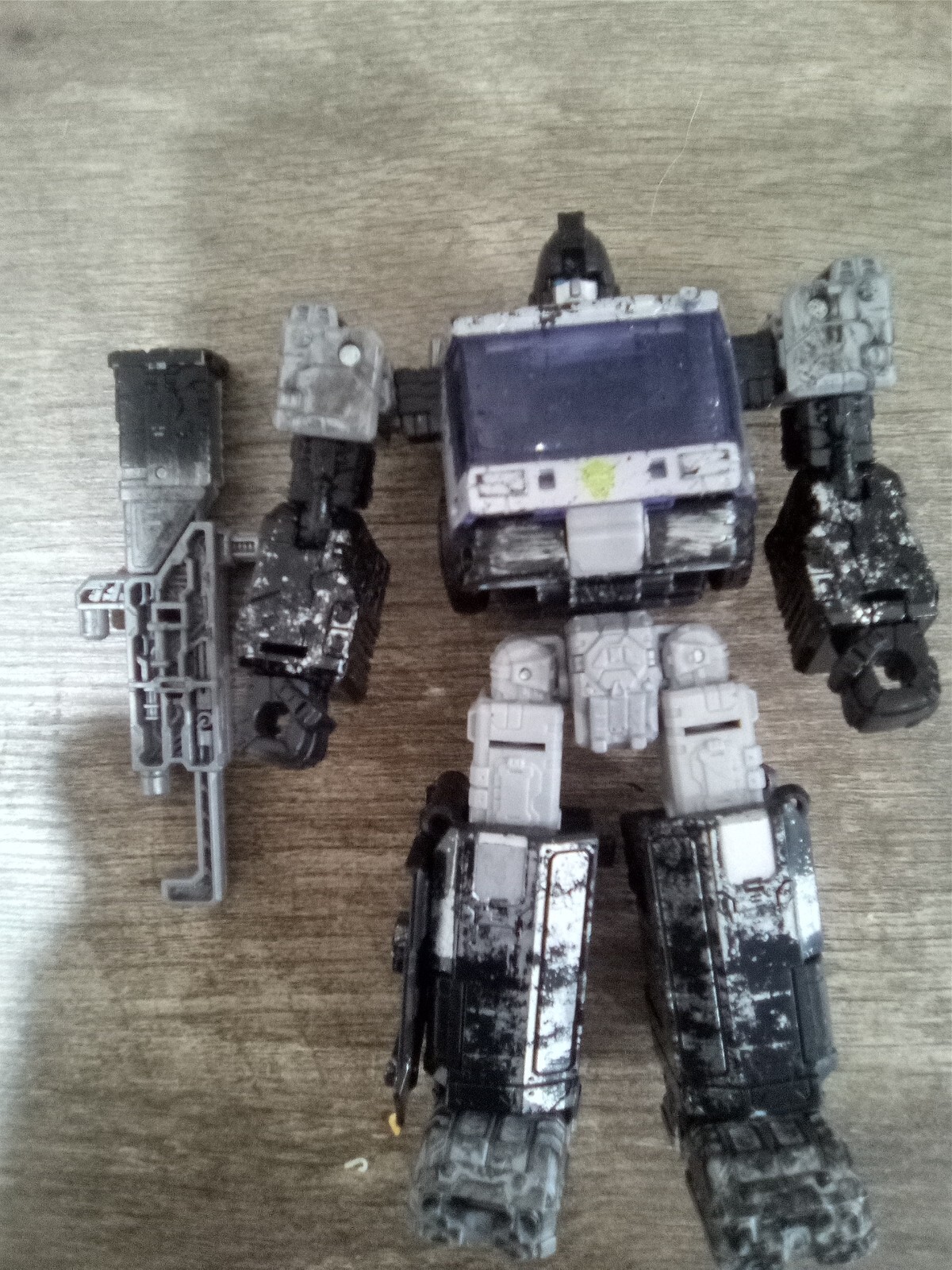 War for Cybertron Deeseus Army Drone transformers. MISSING SIDE PANEL ...