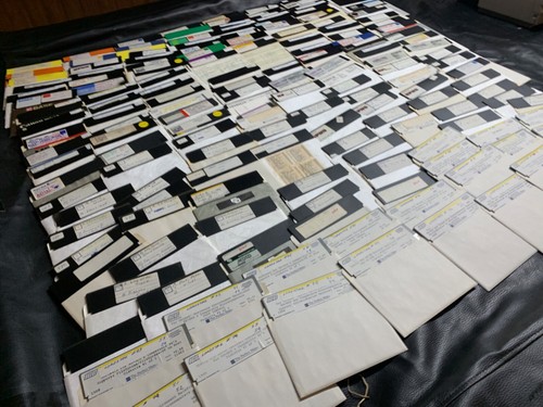 Commodore 64 128 - HUGE lot of floppy Diskette Disks games, utilities ...