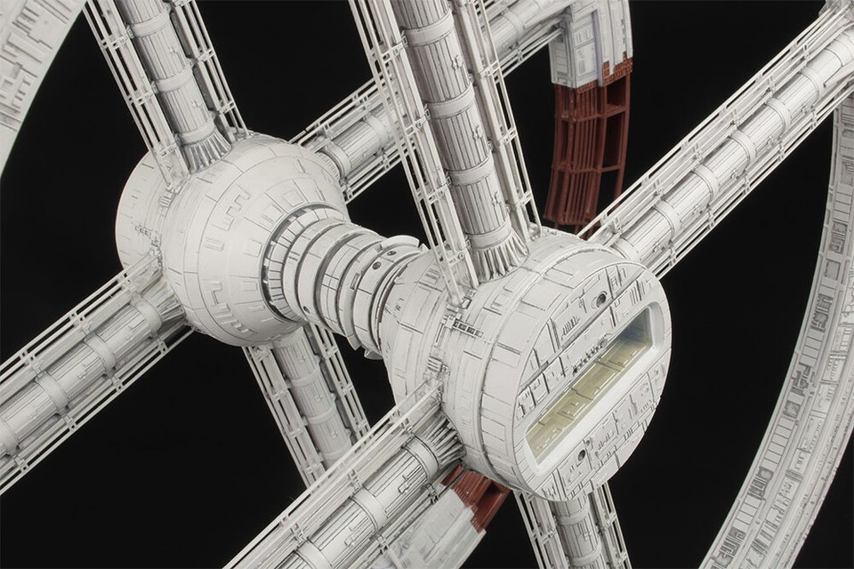 2001: A Space Odyssey Space Station V "Space Wheel" 1/2600 Model Kit ...