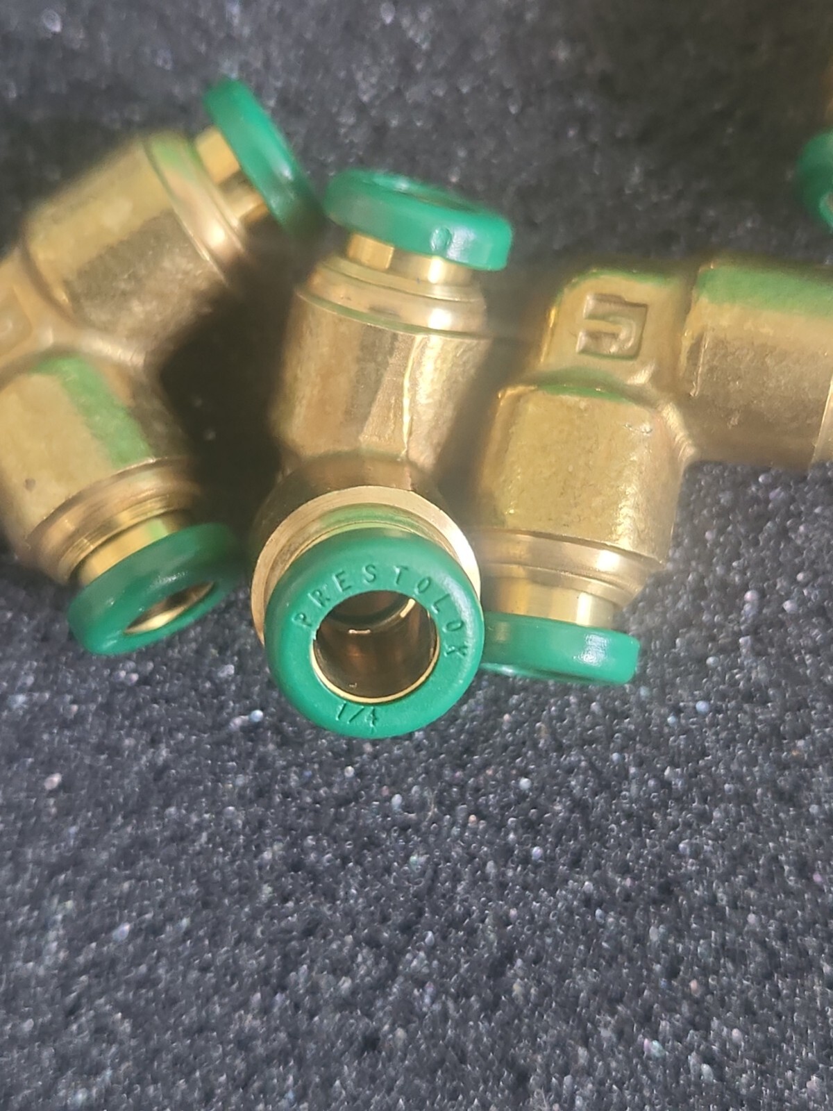 🆕️ *LOT OF 18* Mcmaster-Carr 1/4" x 1/4" Push-In Elbow Connectors ||⚡️ ...