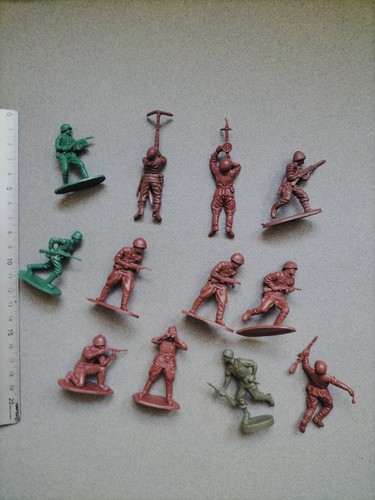 RUSSIAN INFANTRY WW2 AIRFIX ? REVELL ? 1/32 ? 50MM PLASTIC MINIATURES ...
