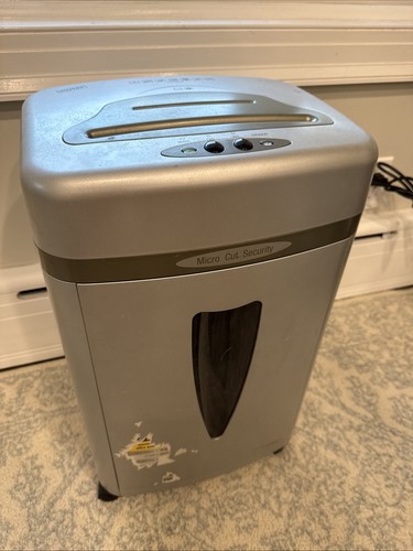 Staples Micro Cut Paper Shredder 10 sheet Capacity SPL-1070M Pick Up ...