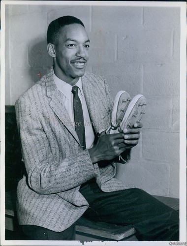 1958 Gil Blount Photgrapher Fred Dottomer Cleveland Press Cleats Spor ...