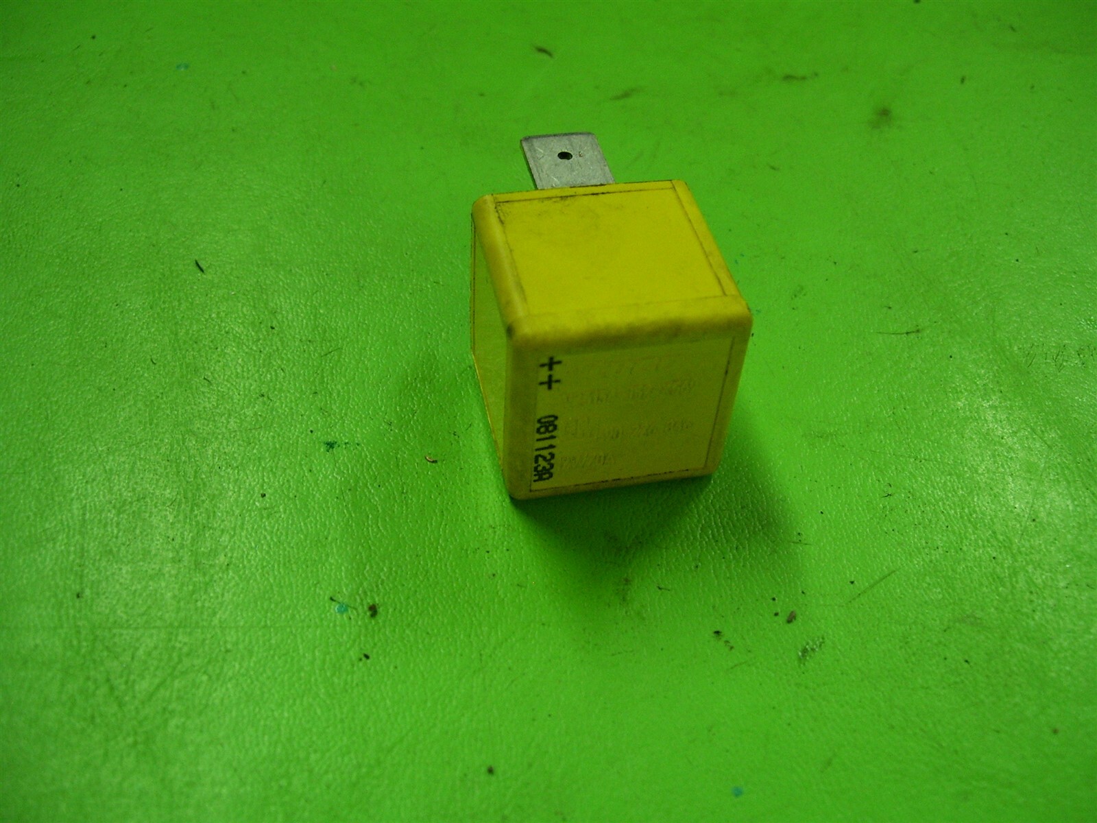 08 SAAB 9-3 Turbo 4dr Sedan 4-Blade YELLOW RELAY GM Tyco V23134-J52 ...