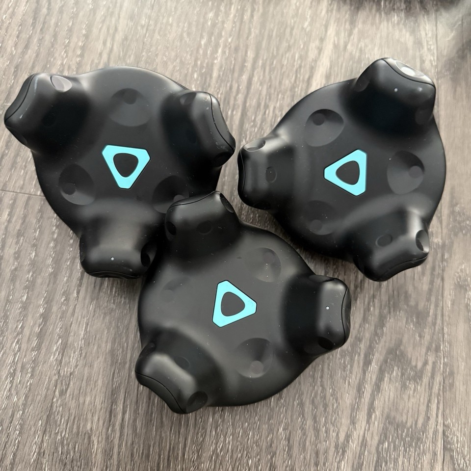 3 HTC Vive Tracker 2.0 + 2 Valve index 2.0 stations Vrchat full body ...