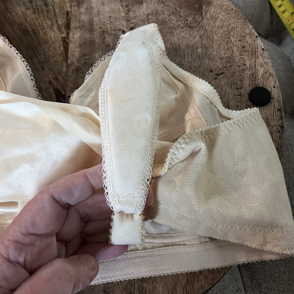 Playtex Bra Womens 40B Light Beige Wireless Front Closure 18 Hour 4695 ...