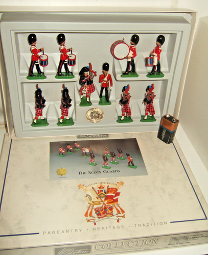 Britains 8305 Scots Guards 10 Piece Marching Pipes & Drums Band Set in ...