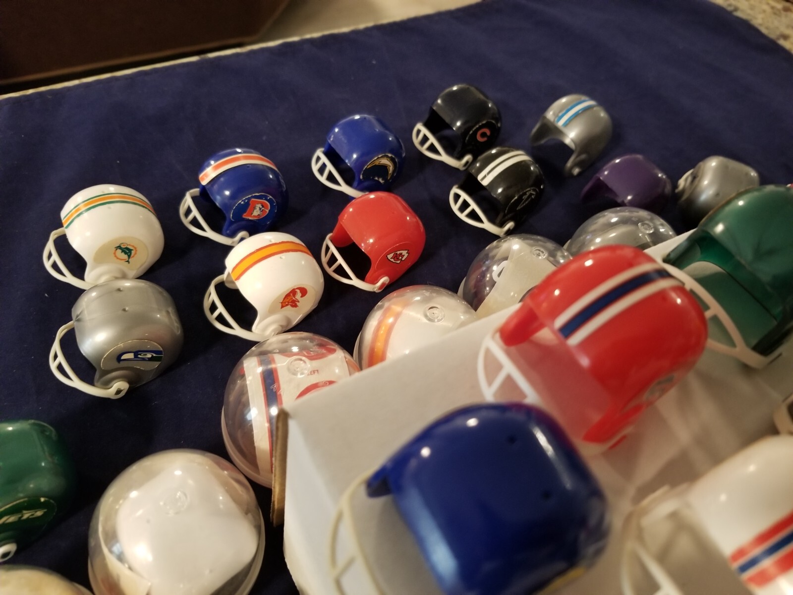🏈Vintage Lot of 46 Mini Plastic NFL Football Helmets🏈 Gum Ball Vending ...