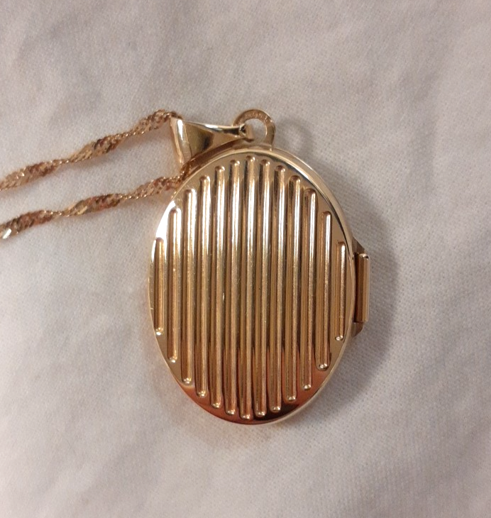 Milton's 9ct Gold Oval Celtic Pattern Locket/ 42 cm 9ct Gold Chain. 2.7 ...