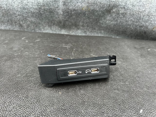 2016 MERCEDES BENZ Gle450 AMG USB Hub Connector Control Module ...