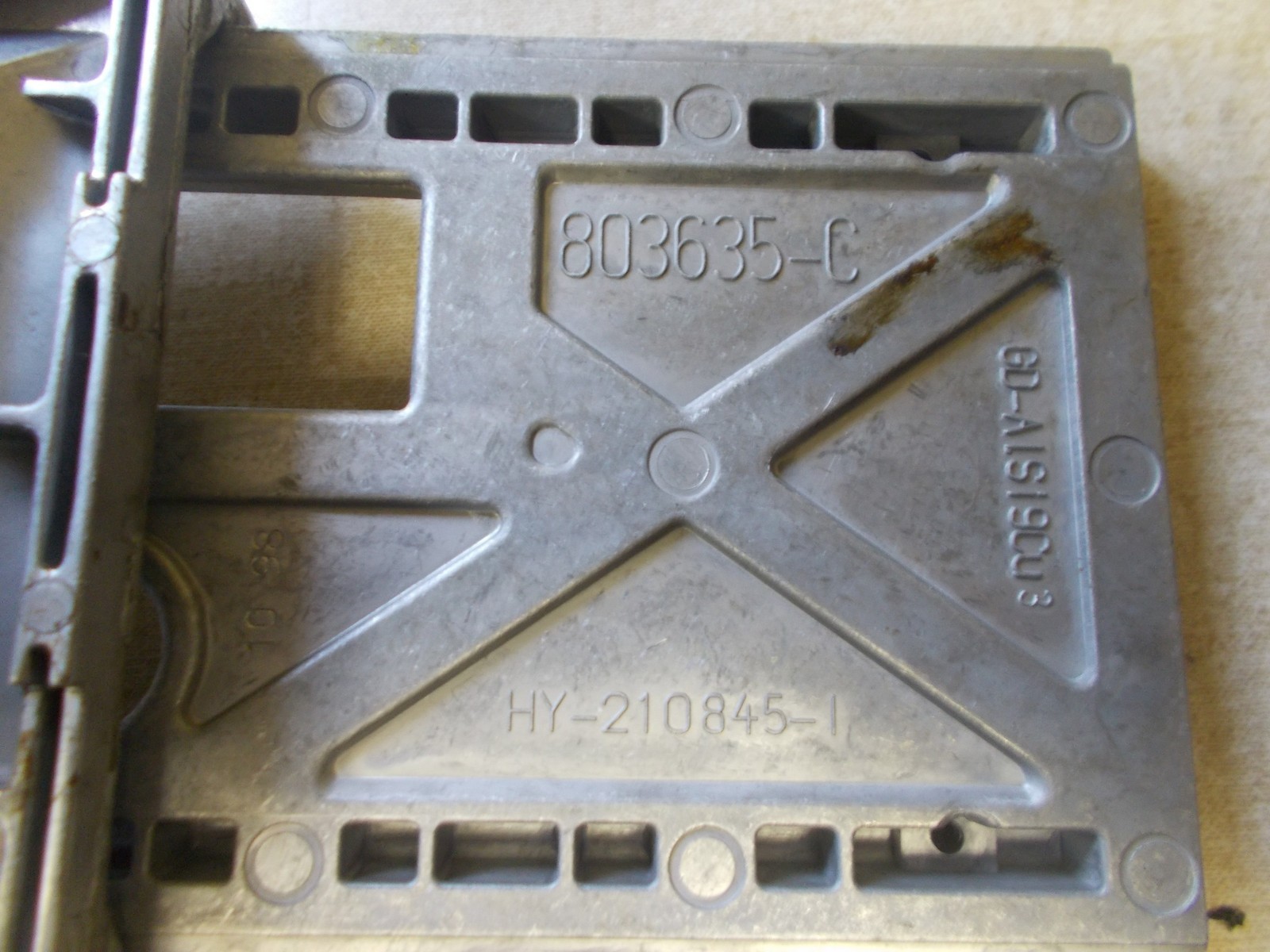 BMW HY-210845-1/803635-C Center Console Armrest Slider Bracket GD ...