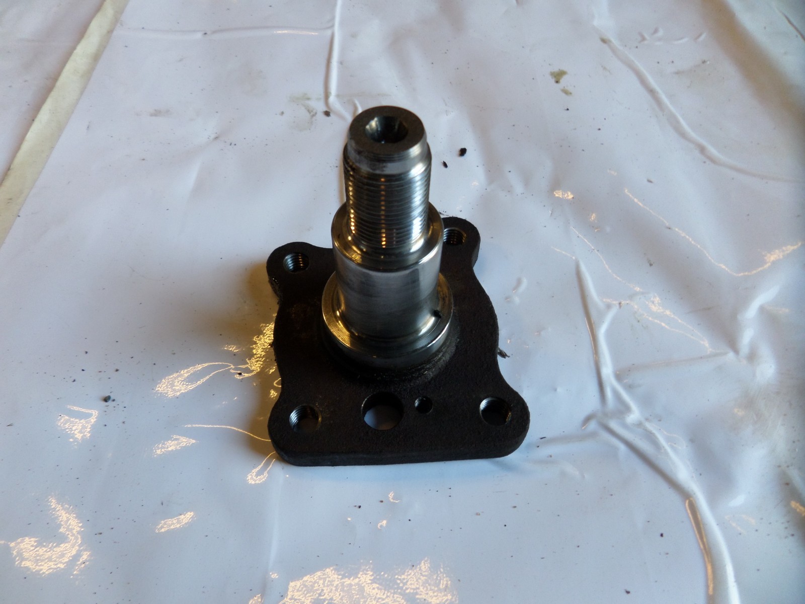 FORD FIESTA MK6 PASSENGER SIDE REAR STUB AXLE 2002 TO 2008 ABS HUB ...