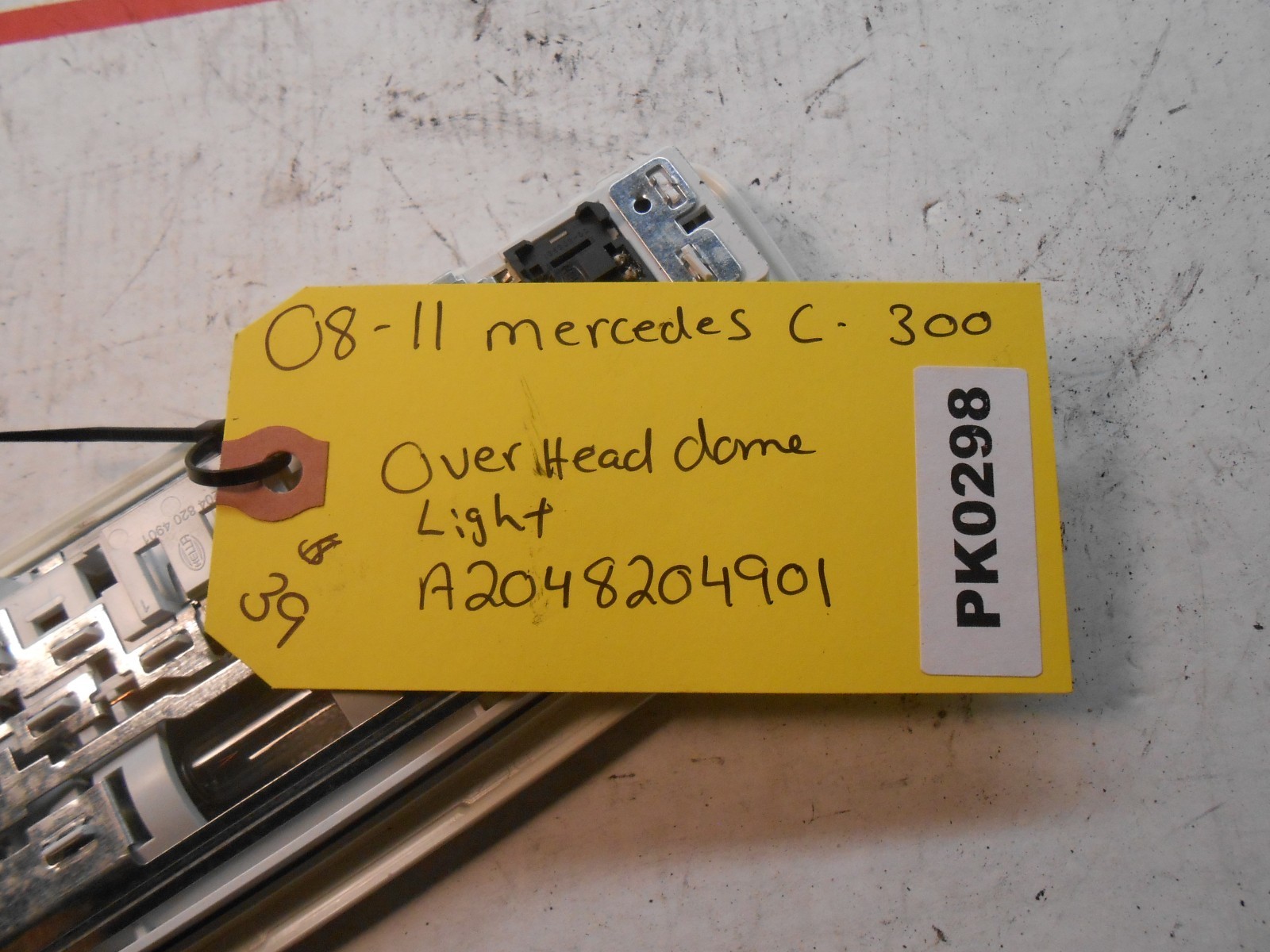 08 Mercedes 204 Rear interior dome light A2048204901 / 2048204901 ...