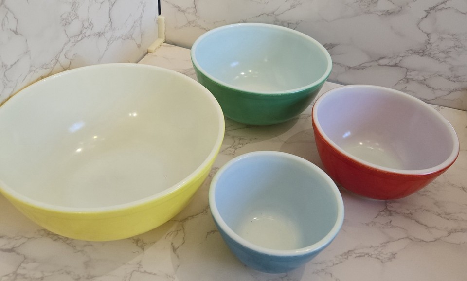 Vintage PYREX PRIMARY COLOR NESTING MIXING BOWL SET YELLOW GREEN RED ...