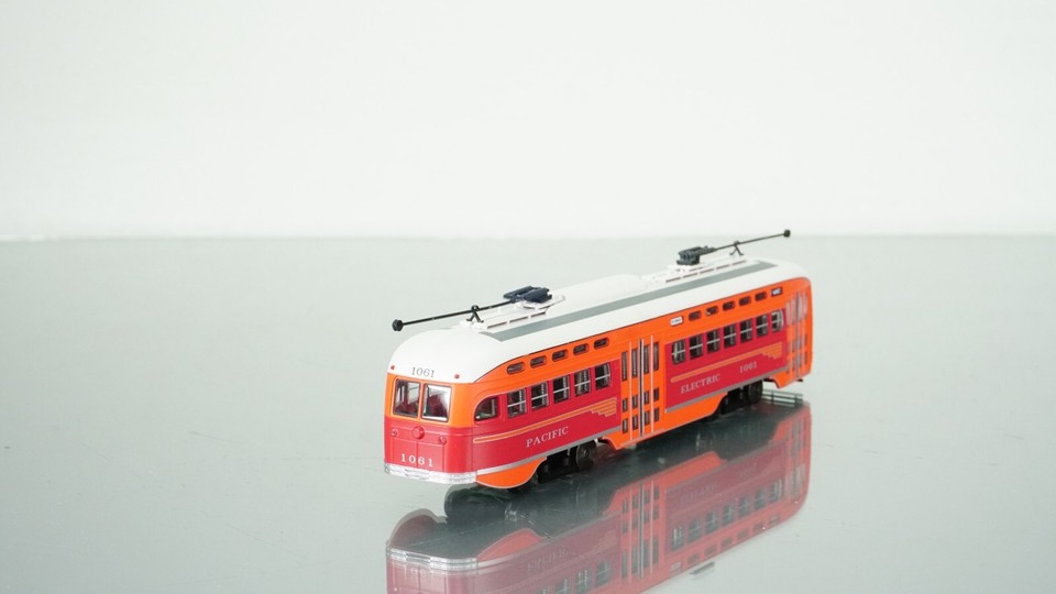 Bowser PCC Streetcar Pacific Eletric 1061 HO scale | eBay