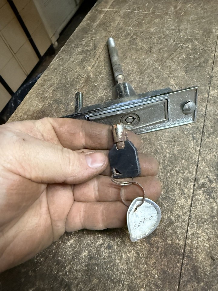 Dixie Narco Coca Cola Soda Vending Machine T Handle Door Lock Latch Key ...