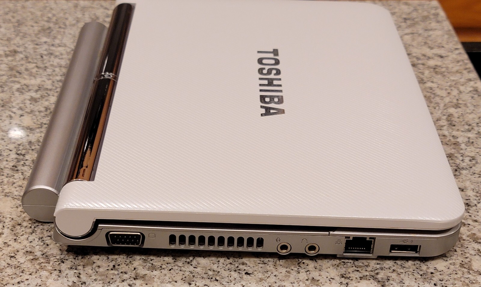 TOSHIBA NB205-N324WH White Atom N280 1.66GHz 10.1" WSVGA 2GB 120GB SSD ...