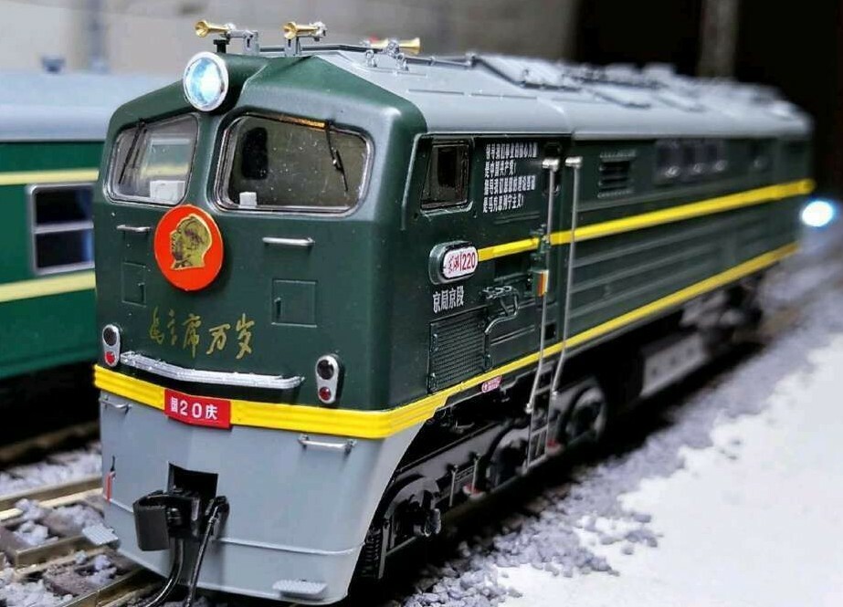 N27 China Railway DF1 / DF3 Diesel Locomotive (Special livery) - HO ...