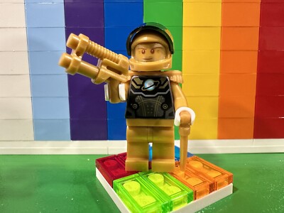 LEGO Classic Spaceman Pearl Gold Legs / Metallic Commander W/ gold Head ...