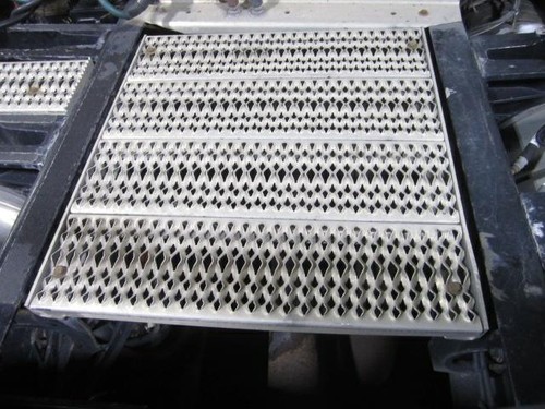 PETERBILT 579 DECK (CATWALK) STEP 3587160 | eBay