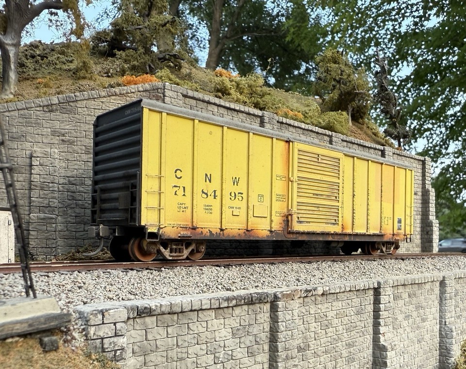 Athearn RTR HO Scale Chicago & Northwester CNW 50 ‘ Box Car Weathered ...