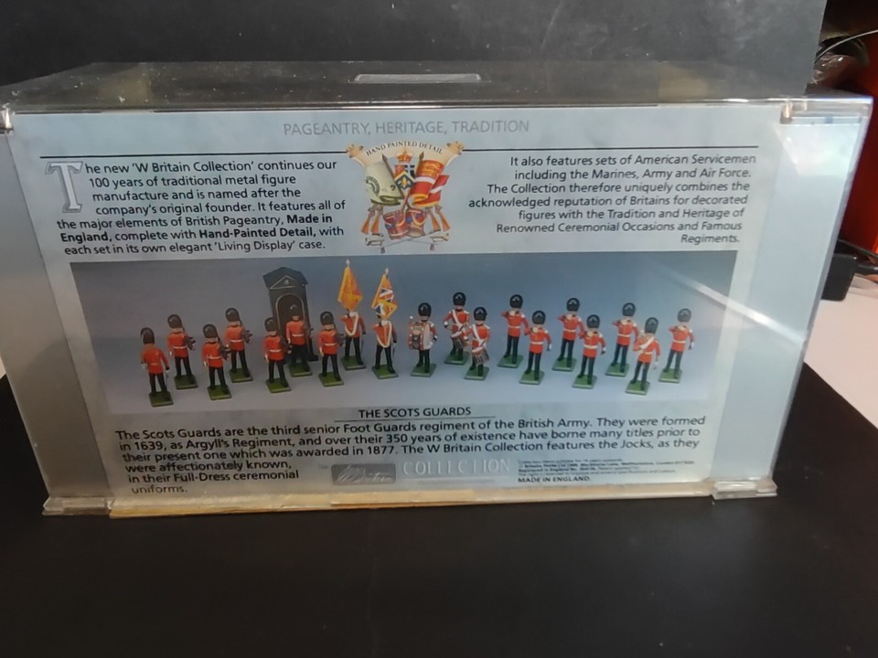 BRITAINS SCOTS GUARDS CEREMONIAL 10 PIECE BAND MARCHING IN PLASTIC ...