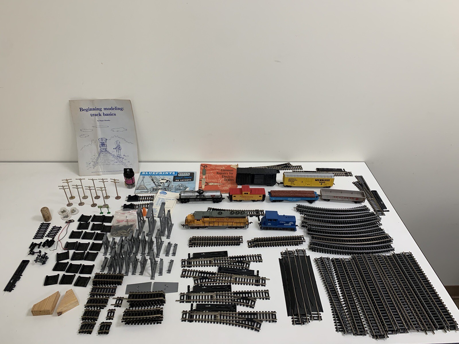 VTG Train Lot 175 + Pieces HO Gauge Trains Locomotives Cars Tracks ...