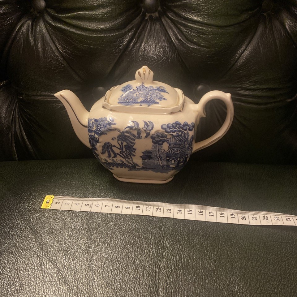 Vintage James Sadler 13 x 10 x 18 cm Chinese Blue Willow on small white ...