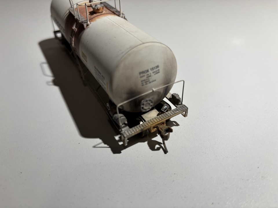 custom weathered HO Scale WALTHERS 40' UTLX 16k Tank Car Procor # 15136 ...