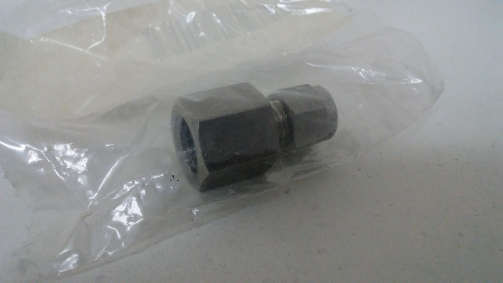 LOT OF (4) NEW! SSP 1/4" TUBE X 1/4" FNPT SS STRAIGHT CONNECTORS ...