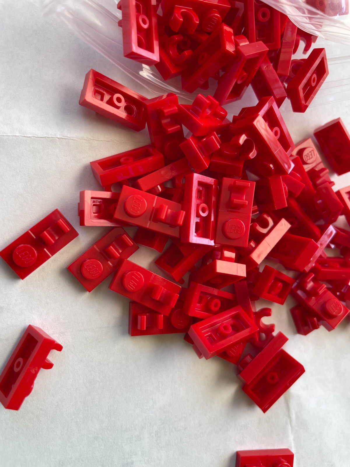 LEGO -NEW-#44861-RED-PLATE 1 X 2 W/ OPEN O CLIP TOP-25 PIECES | eBay