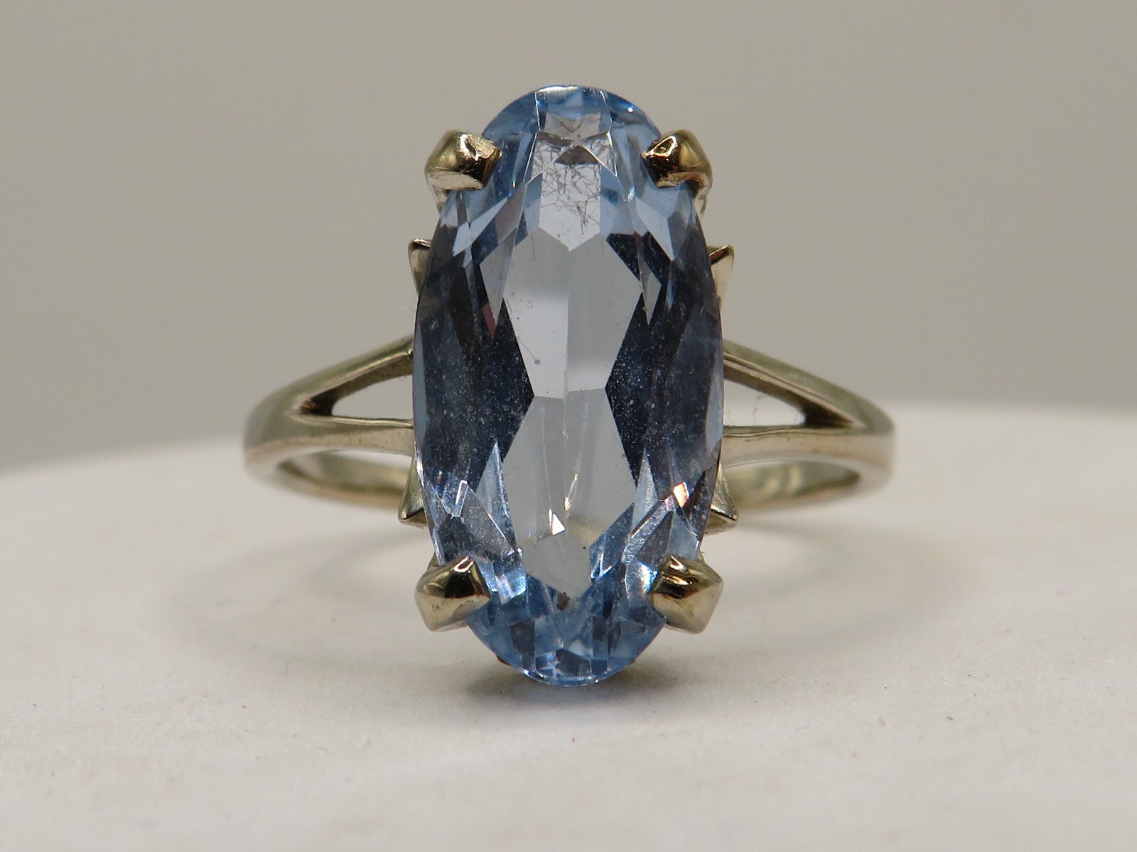 10K WHITE GOLD RING w SYTHETIC PALE SKY BLUE OVAL SPI… - Gem