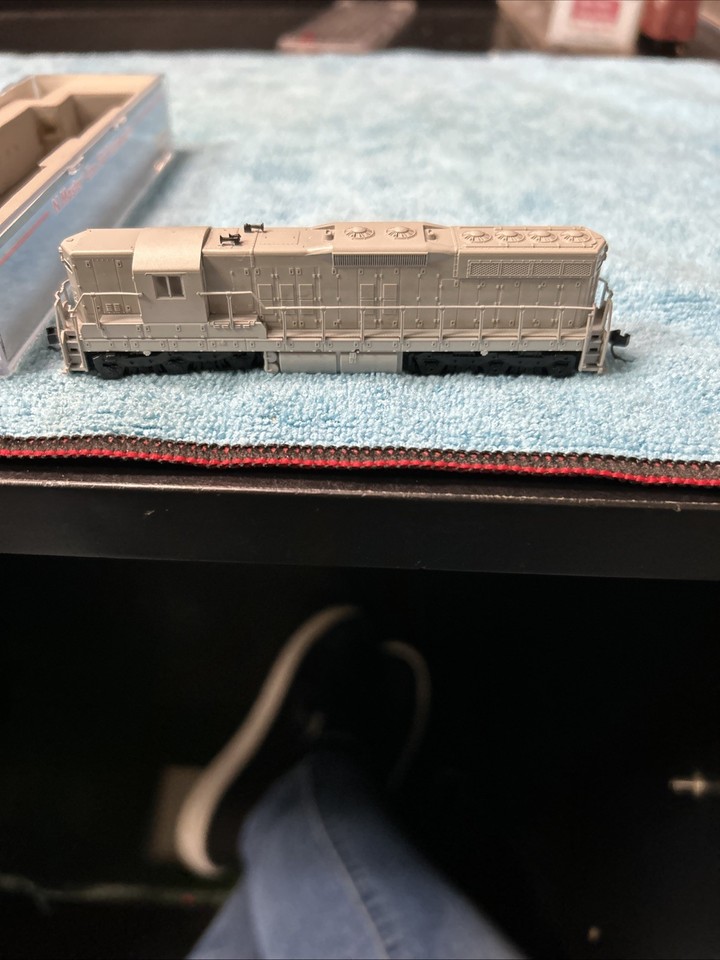 Atlas N Scale 53500 SD-9 Diesel Locomotive Undecorated W/DB | eBay
