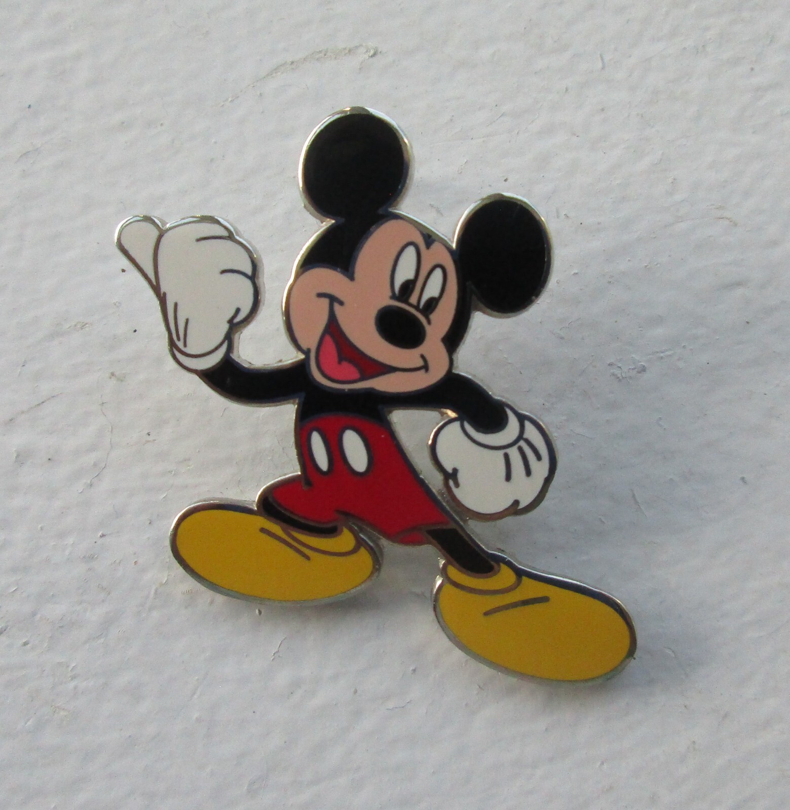 Disney Pin MICKEY MOUSE POINTING cute | eBay
