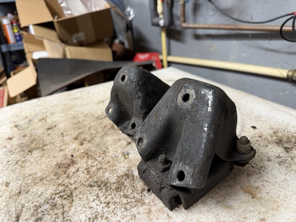 1963 1966 Chevrolet GMC Truck 230 250 292 Engine Mount Motor Inline 6 ...