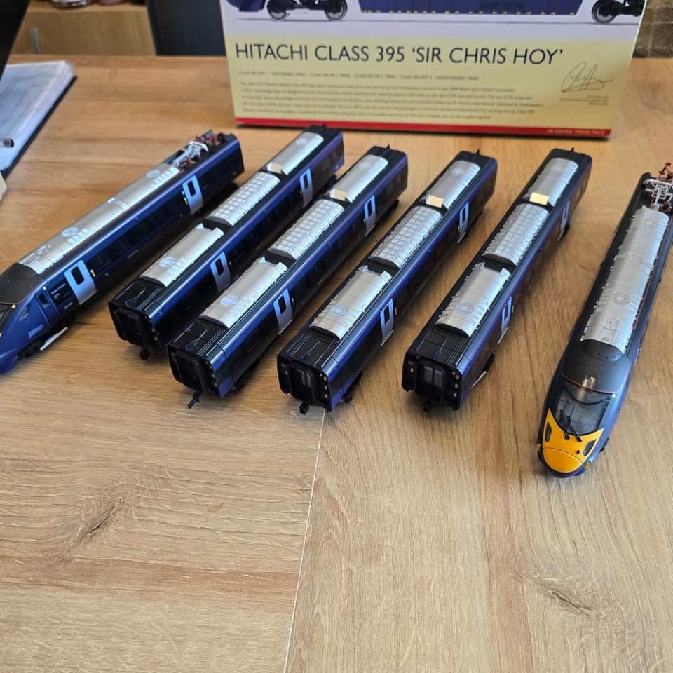 Hornby R3185 Class 395 Sir Chris Hoy 4 Car Pack plus 2 Extra Coaches ...