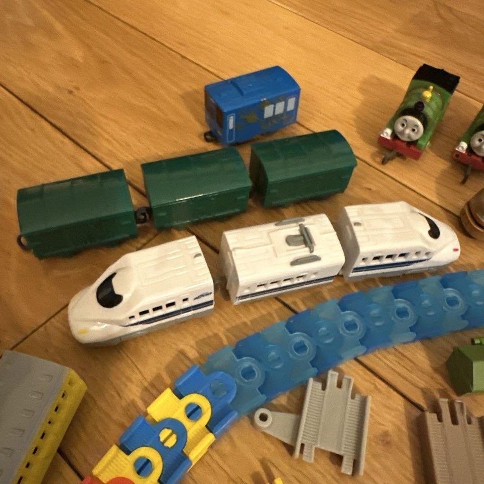 Capsule Plarail Thomas and Chuggington Train Set Battery and Wind-Up ...
