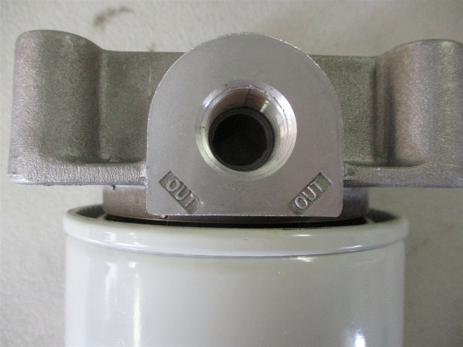 3886817C91 NEW INTERNATIONAL FILTER HEAD AND FLEETGUARD WF2077 FILTER ...