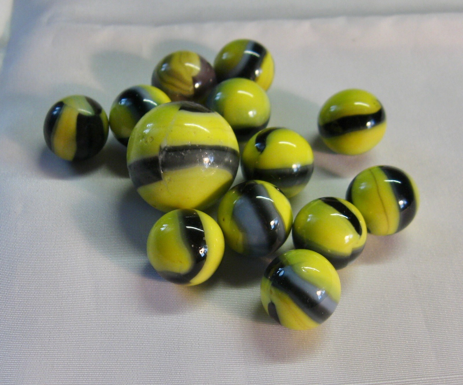 LOT OF 13 VINTAGE BUBBLE BEE MARBLES BY MARBLE KING | eBay