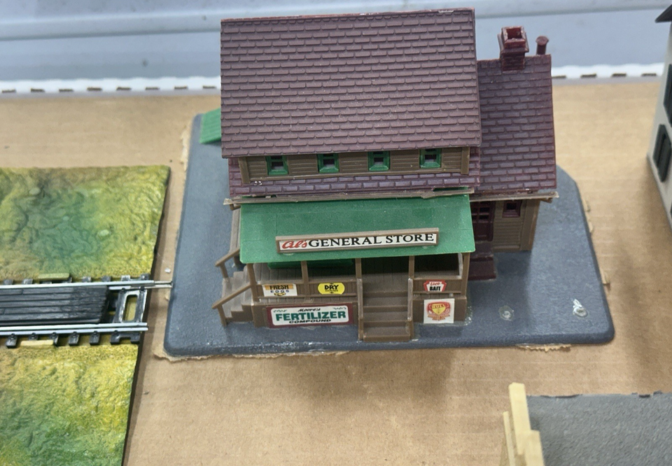 13 BARGAIN BUILT HO SCALE BUILDINGS & RR GATE CROSSING # 4 - $ - FREE ...