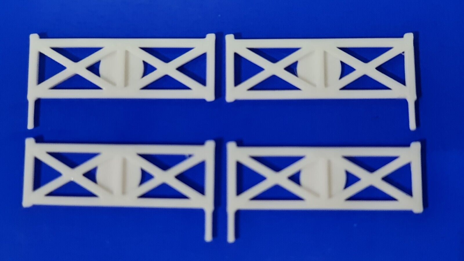 New 4 Pack (2 pairs) White OO/HO Gauge Level Crossing Gates 1:76 Scale ...